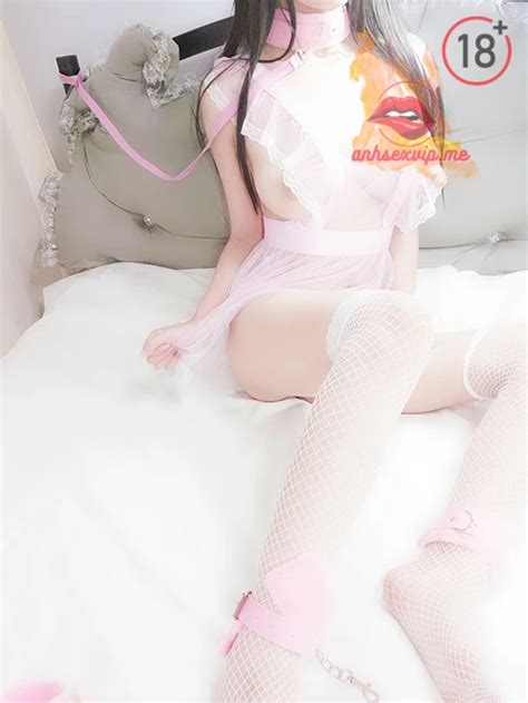 Tận hưởng khoái lạc cùng cô hầu gái có cái lồn không lông AnhSexHot