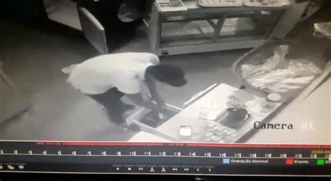 Vídeo mostra criminosos invadindo padaria e fazendo funcionários reféns