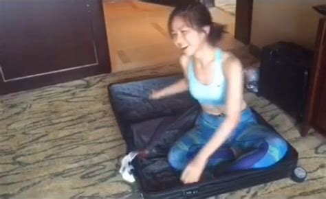 邓紫棋表演缩骨功 把自己塞行李箱 手机凤凰网