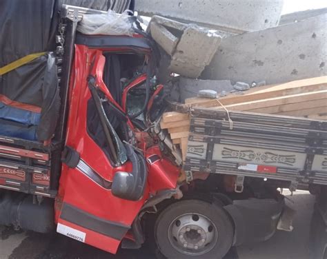 Batida entre caminhões deixa motorista preso às ferragens em rodovia de