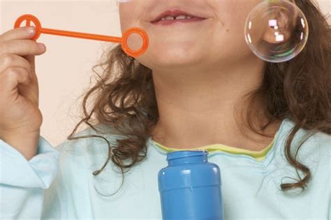 Cómo hacer líquido para burbujas casero Geniolandia