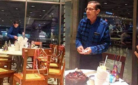 Hombre festeja solo su cumpleaños en un restaurante Sabelo