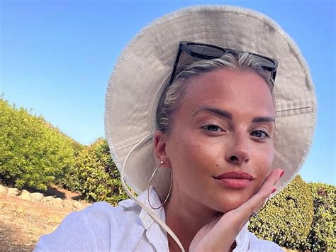 Kelly Vedovelli En Couple Avec Cyril Hanouna Elle Sort Du Silence