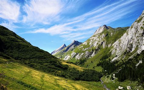 Montañas en paisaje verde Fondo de pantalla 4k HD ID 9041