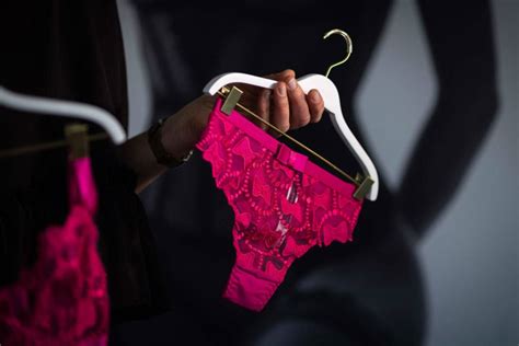VIDEO Empleada se levanta la falda para enseñar y vender ropa interior