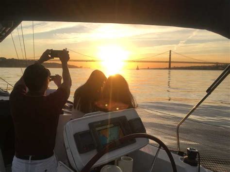 Lisbonne Croisière en bateau à voile au coucher du soleil avec du vin