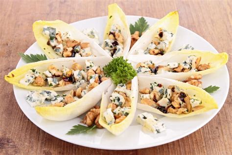 Recette De Salade D Endives Aux Pommes Noix Et Roquefort La Recette