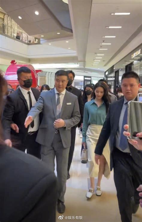 今日出席线下活动白色开叉裙造型尽显气质生图状态好绝