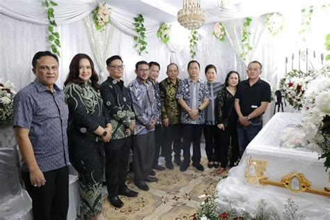 Caroll Senduk Berbelasungkawa Dan Beri Penguatan Bagi Keluarga Wawali