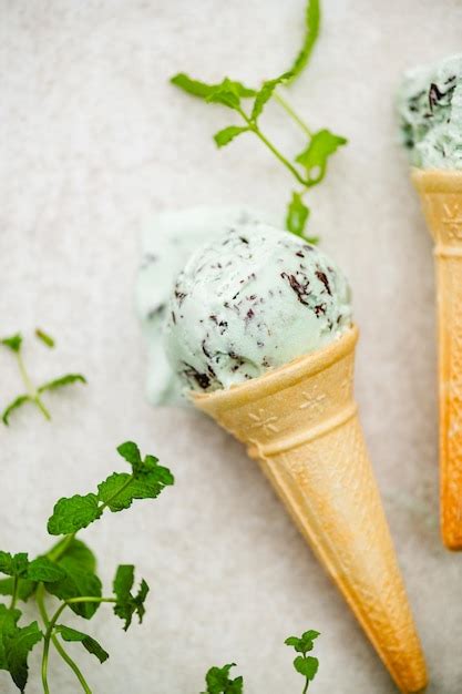Helado De Menta Con Chips De Chocolate Foto Premium