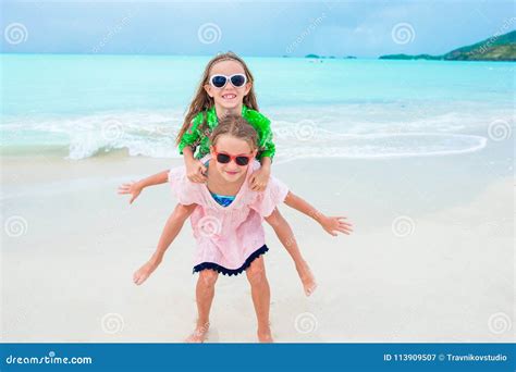 Petites Filles Adorables Marchant Sur La Plage Image Stock Image Du