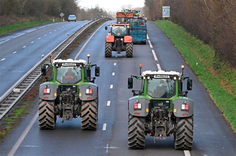 INFO RTL Colère des agriculteurs les premiers blocages en Île de