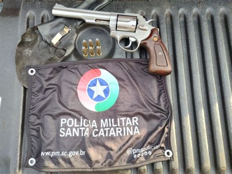 Homem é preso ao fingir ser outra pessoa após ser flagrado arma de