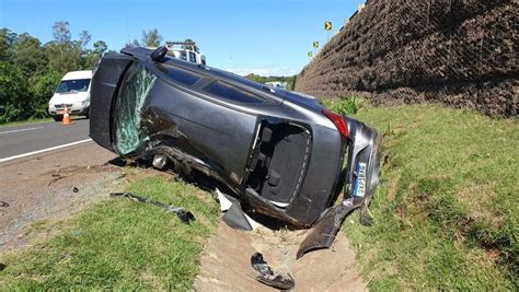 Mulher e criança de 6 anos de Canoas ficam feridas após carro capotar