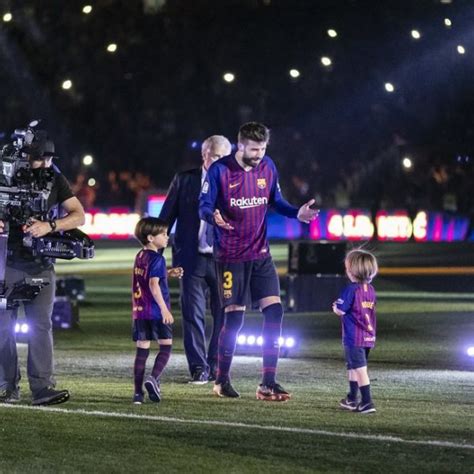 Gerard Piqué con sus hijos Milan y Sasha en el campo de fútbol del F C