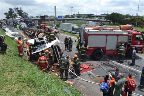 G1 Tombamento de carreta na Fernão Dias deixa mortos na Grande SP