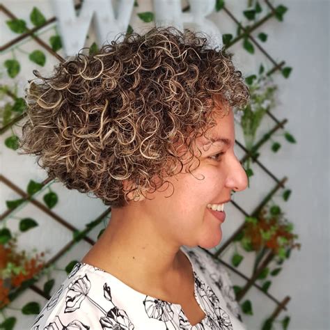 Cabelo Cacheado Curto Luzes 50 Ideias Para Destacar Os Seu Cachos