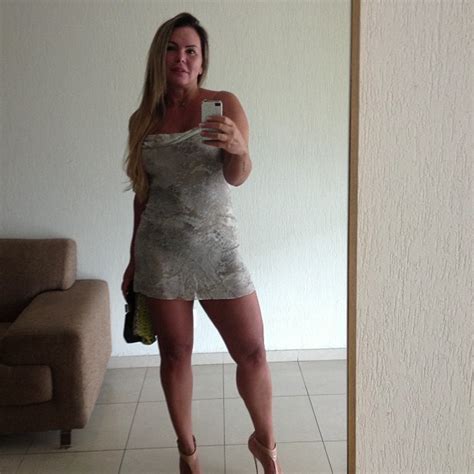 Ego Cristina Mortágua Posa De Vestidinho E Com Pernas De Fora Em Rede Social Notícias De Famosos