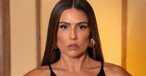 Solteira Deborah Secco deixa barriga à mostra em look all black e