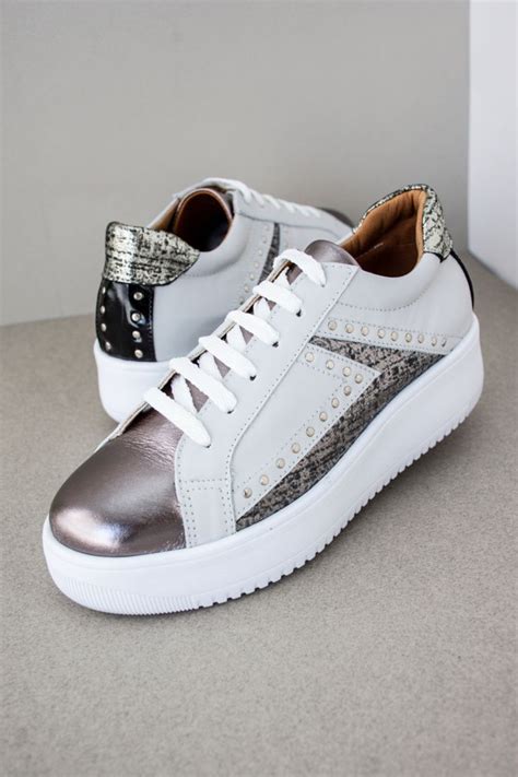 Zapatillas de mujer fabricadas en cuero de primera calidad Explorá más