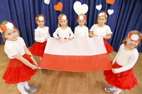 Przedszkolaki świętują 11 Listopada Święto Niepodległości Zespół