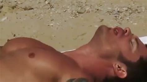 Semental Sexy Se La Chupa A Un Desconocido En La Playa Pichaloca