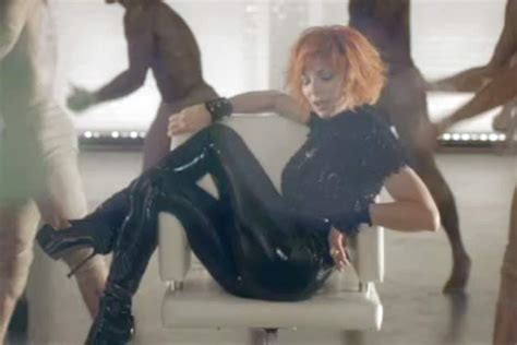 Mylène Farmer dévoile son nouveau clip