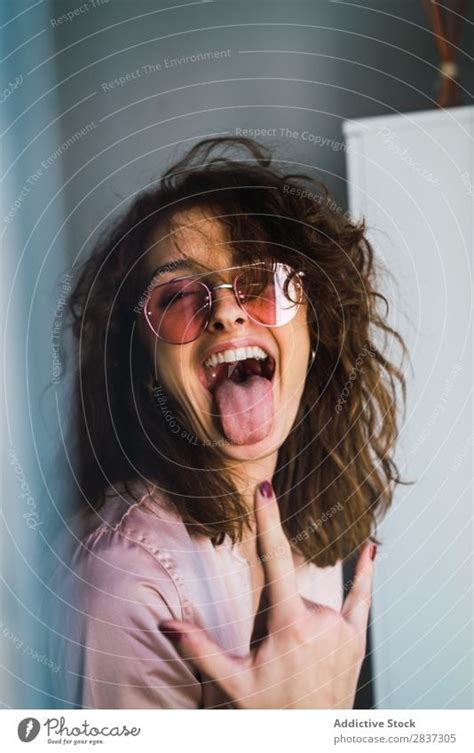 Verführerische Frau in Jacke und Sonnenbrille ein lizenzfreies Stock