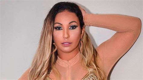 shorts curtíssimo Valesca Popozuda vira de costas e exibe bumbum