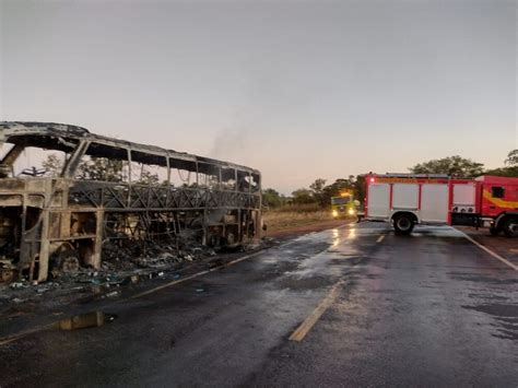 Ônibus pega fogo e fica totalmente destruído na BR 153 em Gurupi