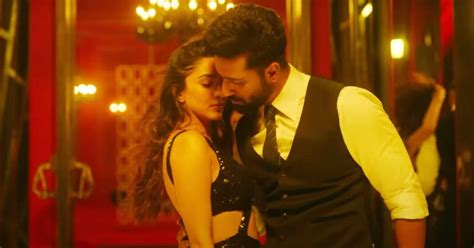 Vicky Kaushal Kiara Advani Get Wet In The Remake Of Kya Baat Hai