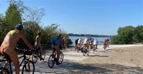 En images La World Naked Bike Ride a fait étape entre Miribel Jonage