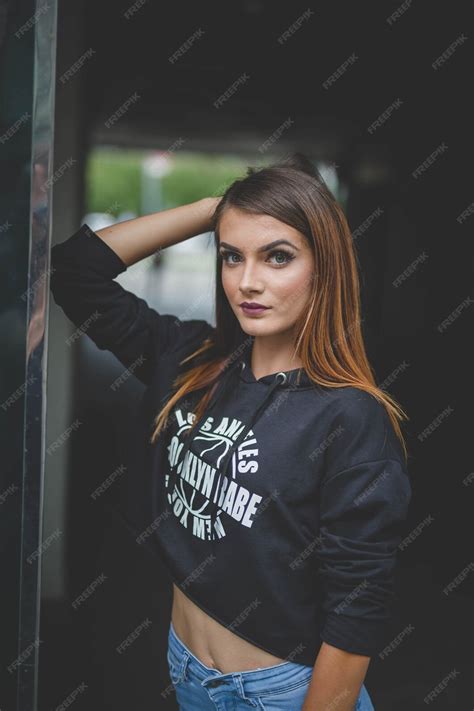 Junges Sexy Mädchen Posiert In Der Tür Auf Einem Unscharfen Hintergrund Kostenlose Foto