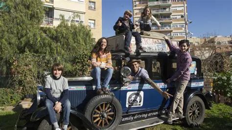 La familia que recorre el mundo desde hace 17 años en un coche de 1928