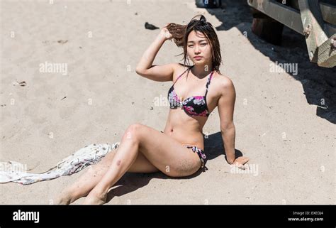 Model Bikini Asiatisch Strand Sand Pier Frau Badeanzug