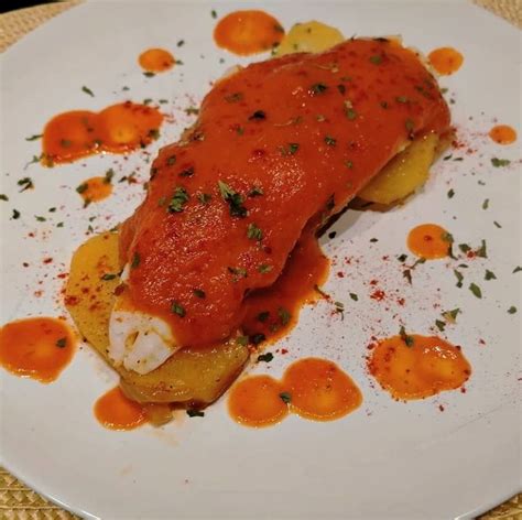 Merluza Al Horno Con Patatas Y Salsa De Tomate Meet Eat