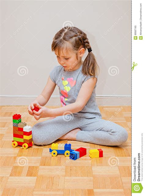 Seis Anos De Menina Idosa Que Joga Brinquedos Dos Blocos De