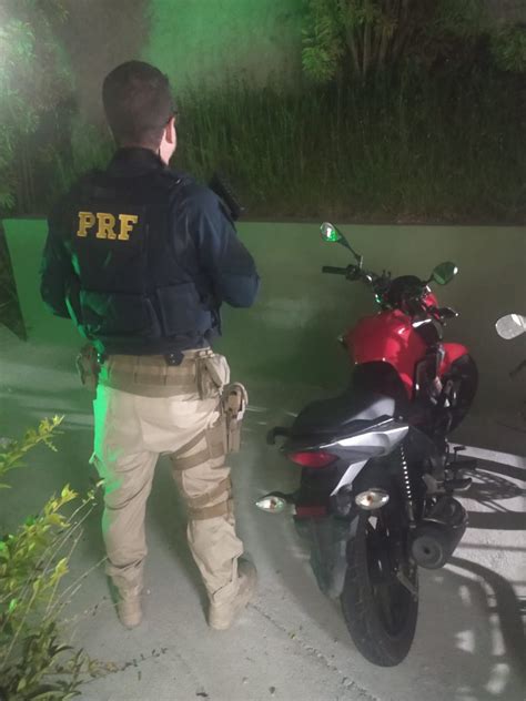 Homem é preso após ser flagrado motocicleta sem placa Polícia