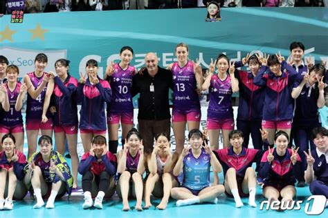흥국생명 선수들과 기념촬영하는 아본단자 신임 감독 네이트 스포츠