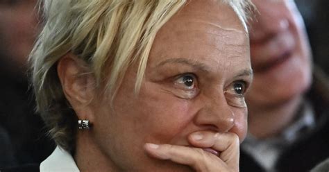 Muriel Robin en larmes à Douchy elle s est rendue dans la propriété d