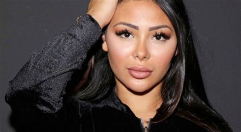 Maeva Ghennam Pose En Bikini Sur Instagram Et Sattire Les Foudres Des