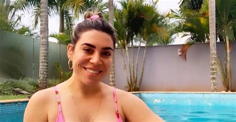 Em clique de biquíni Naiara Azevedo exibe barriga trincada e é