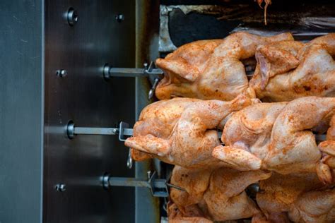 Rôtissoire Comment attacher un poulet sur la broche Matériel Horeca