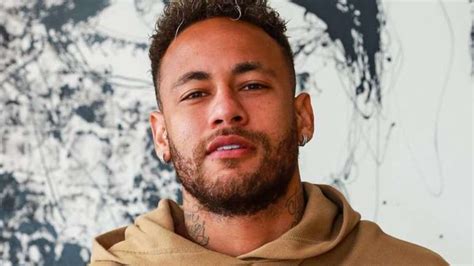 Neymar surta após levar fora de atriz durante festa