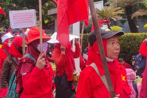 SINDO Hi Lite Minyak Goreng Mahal Emak Emak Demo Kementerian Perdagangan