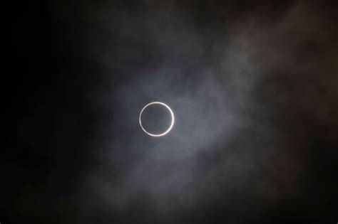 Cómo ver y fotografiar de forma segura el eclipse de Anillo de fuego