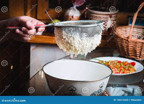 O Processo De Fazer P Scoa Tradicional O Paska Moldado Da Sobremesa Do