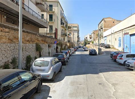 Inciampa Davanti Casa Cade Batte La Testa E Muore Tragedia A Palermo