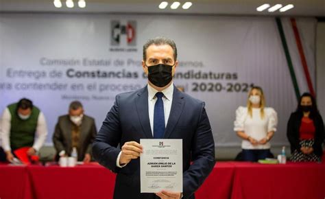 Adrián de la Garza recibe constancia como candidato del PRI a la