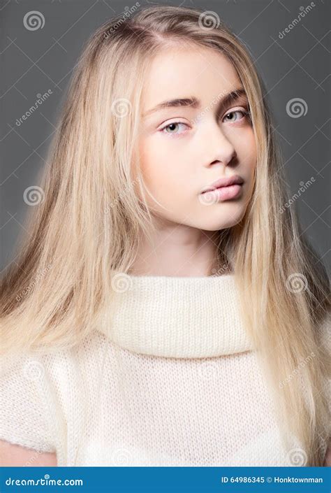 Portrait D Une Belle Fille D Adolescent Avec De Longs Cheveux Image